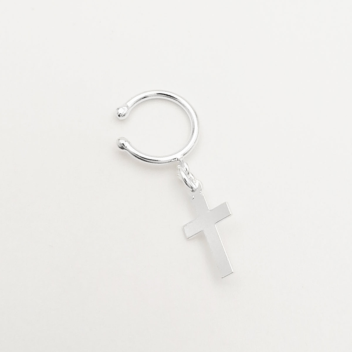 "Ear cuff" con cruz– Argenteus 925 Boutique